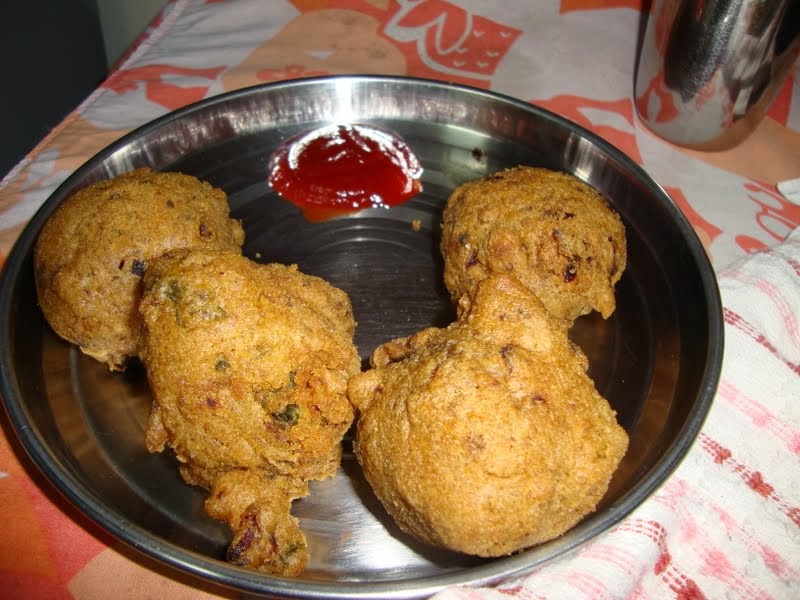 Geetha's Khazana: Medu pakoda [ soft bonda ]
