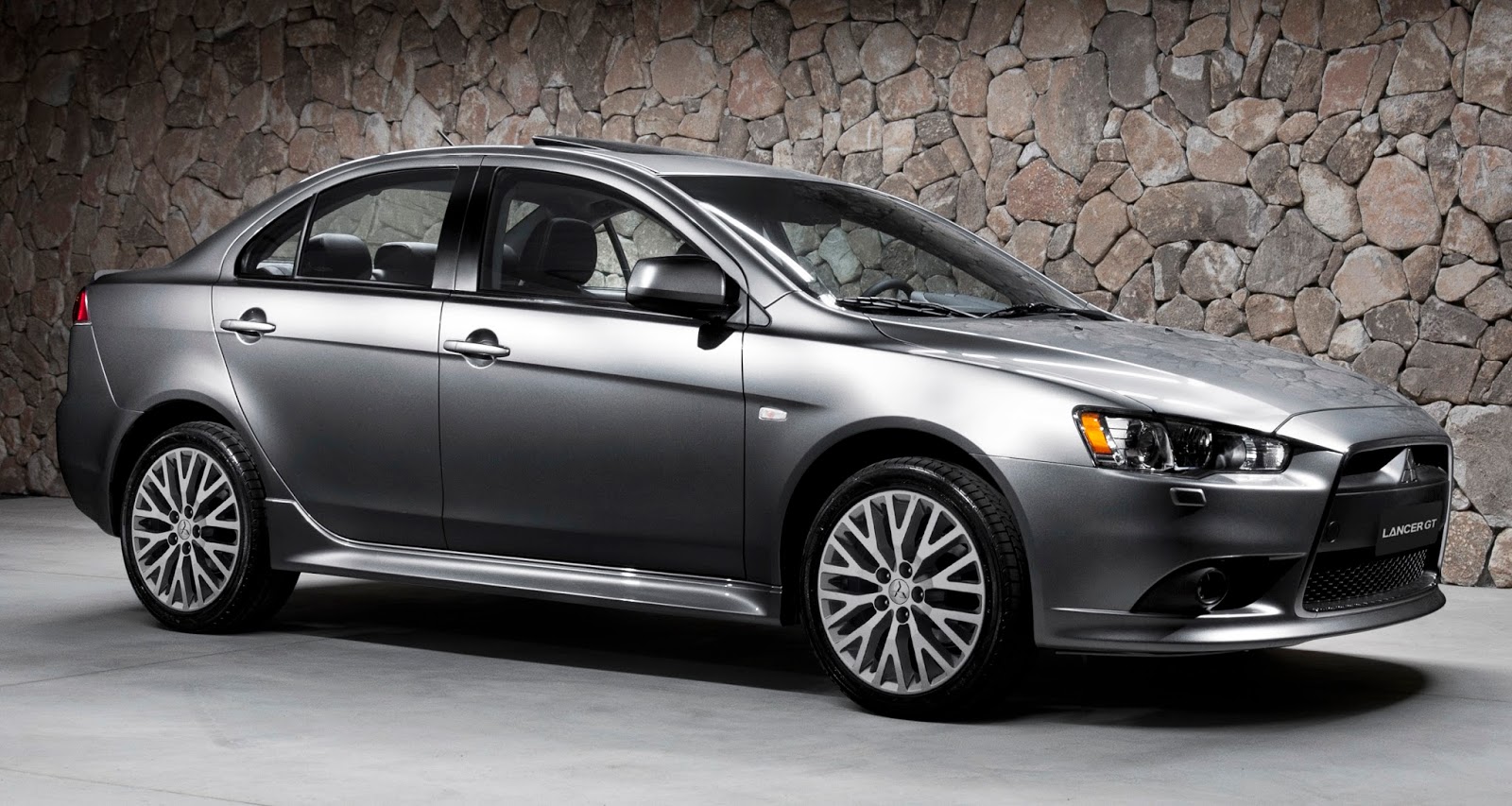 Mitsubishi apresenta Lancer 2016, com nova versão HLE