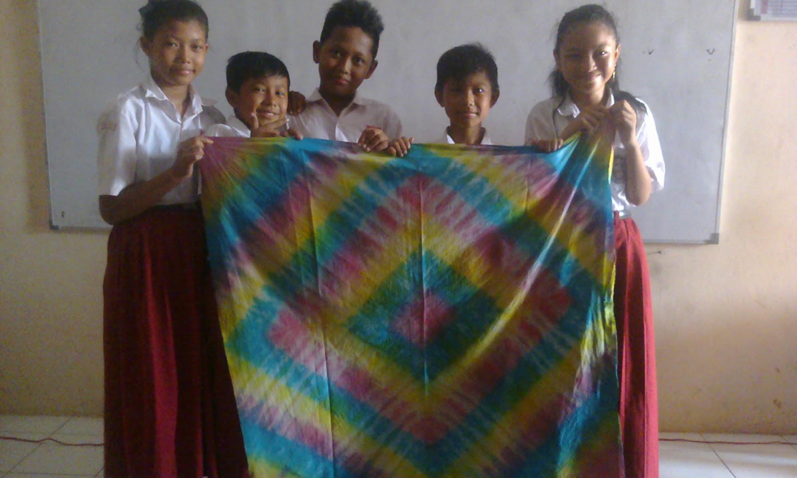 Membuat Batik Jumputan teknik celup ikat