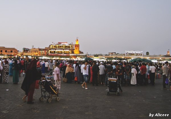 10 experiente de incercat in Djemaa el Fna piata festival din Marrakech ...