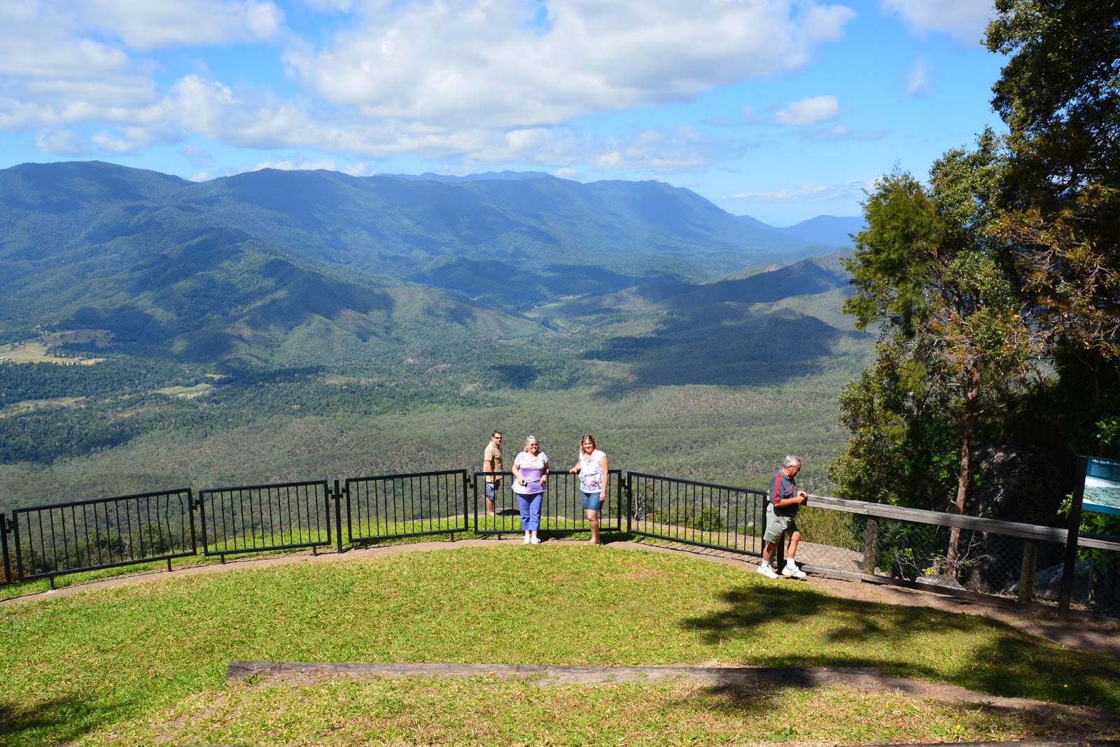 hannahsinthekingdom.blogspot.com: Gillies Range and Lake Eacham