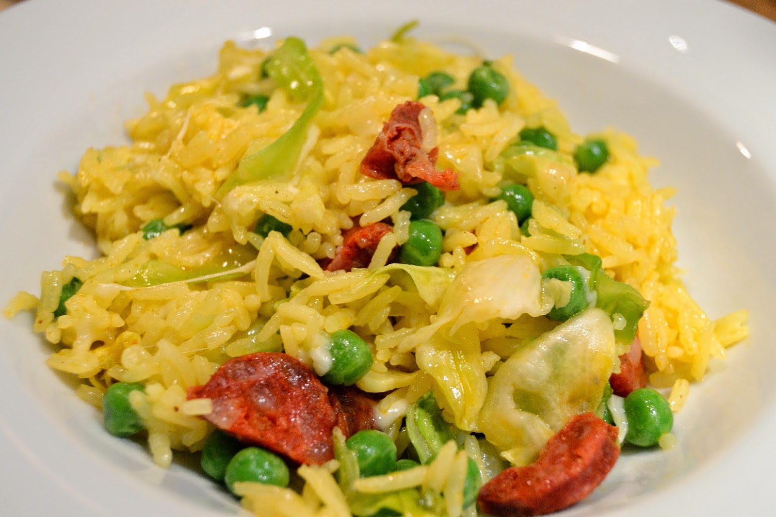 Arroz con col, guisantes y chorizo - COCINAR PARA NUTRIR