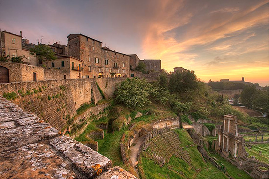 La città di Volterra, circondata da mura, sorge sulla sommità di una ...