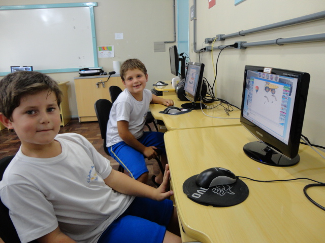 TIETBOEHL - NOSSA ESCOLA: Aula de Informática para os alunos: