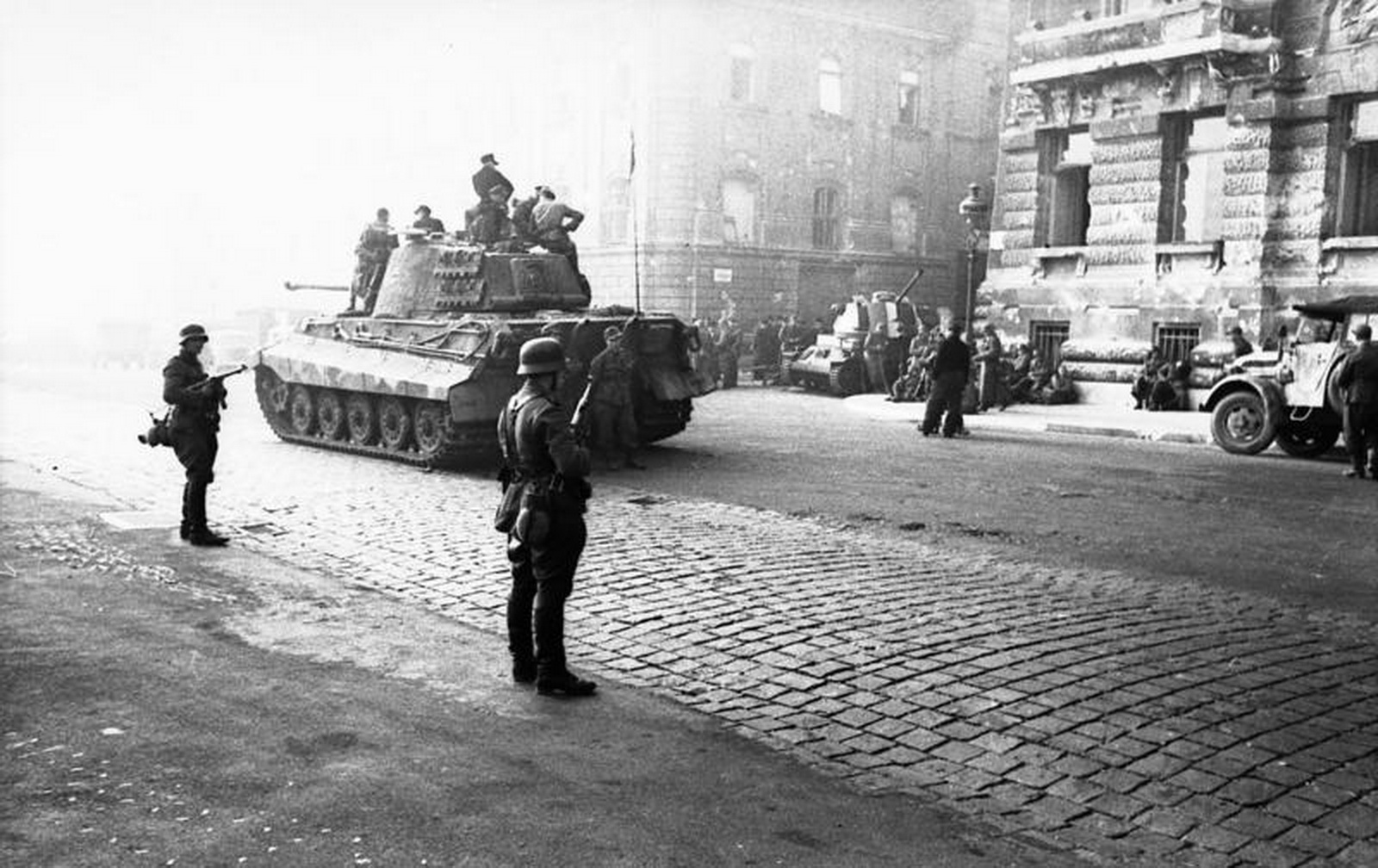 World War II Pictures In Details: Königstiger Occupying a Street ...