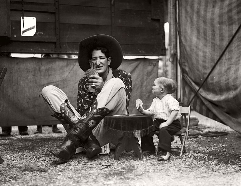 Amazing Vintage Photographs Capture Daily Life of Circus Performers of ...