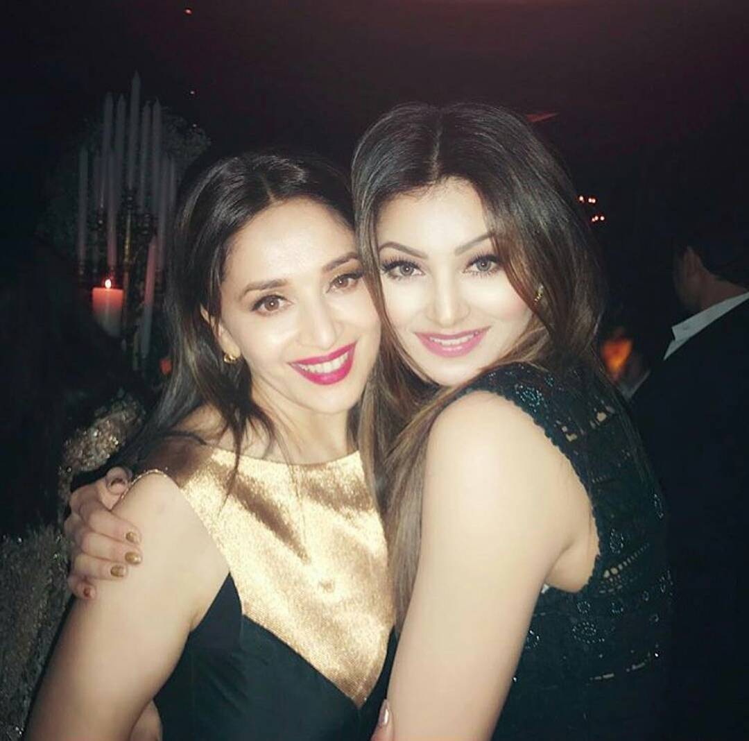 REAR PICTURES OF BOLLYWOOD ACTRESS - BEAUTIFUL GIRLS