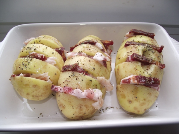 Bazilikais kvepianti virtuvė: Orkaitėje keptos bulvės su šonine