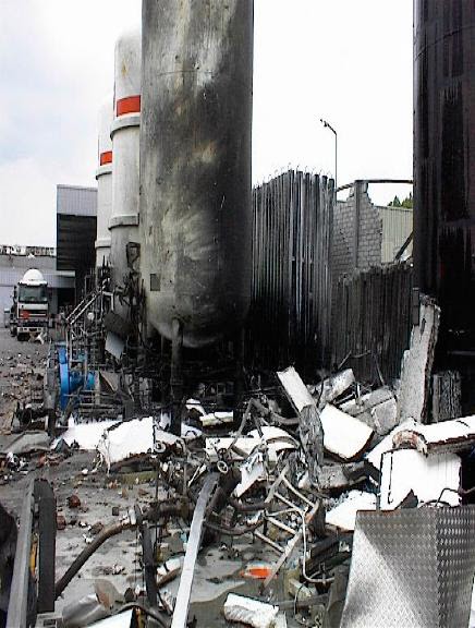 MEC&F Expert Engineers : Nitrous Oxide tanks in the loading bay seem to ...