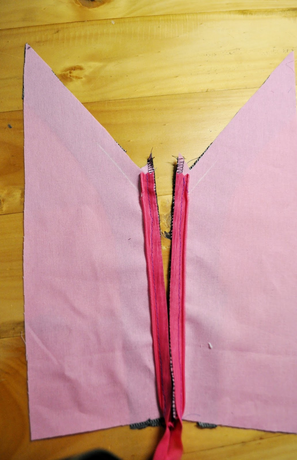 Bloom's Endless Summer: Tutorial: invisible zipper in a V-back dress
