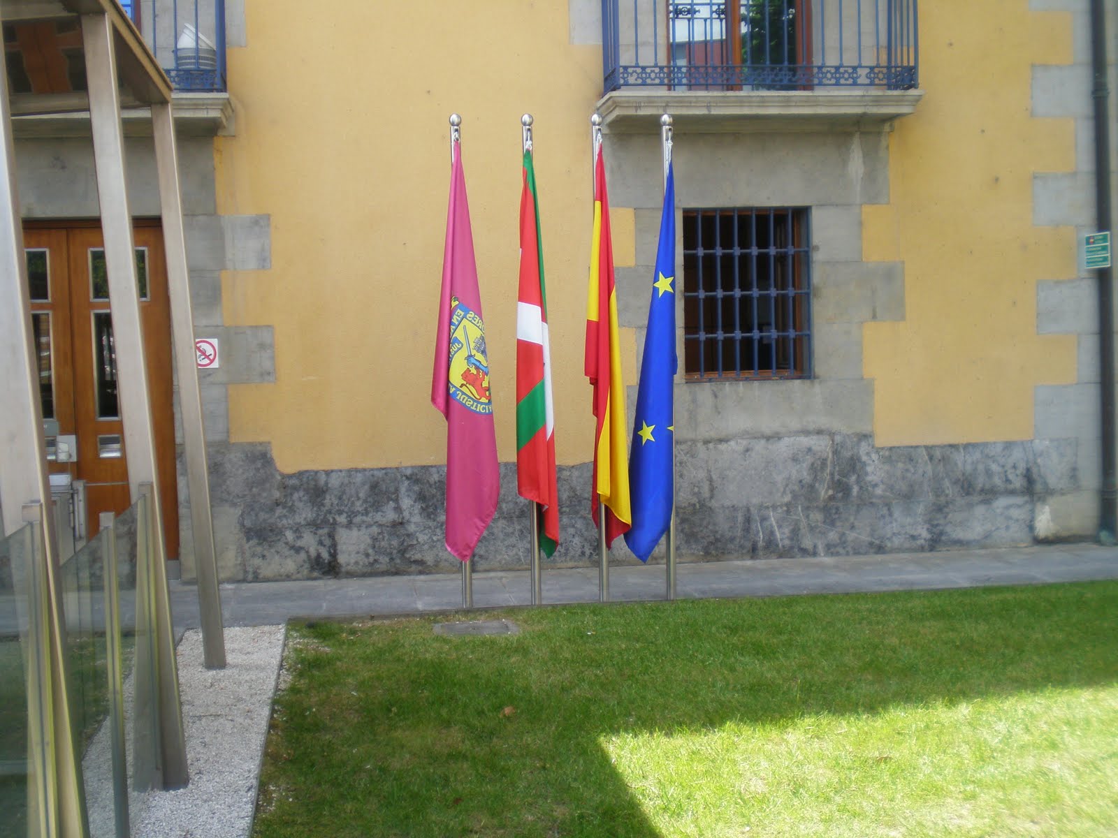 amurriodenuncianuncia: La Bandera de Araba/Álava ondea en Amurrio