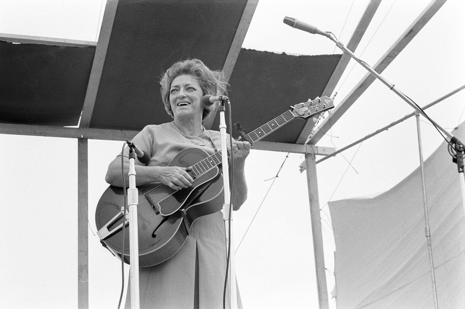 "Mother" Maybelle Carter, of the famous Carter family country music ...