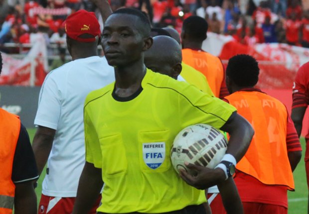 BAADA ya Kuvurunda Mechi ya Yanga na Simba, Hawa ni Waamuzi Waliotemwa ...