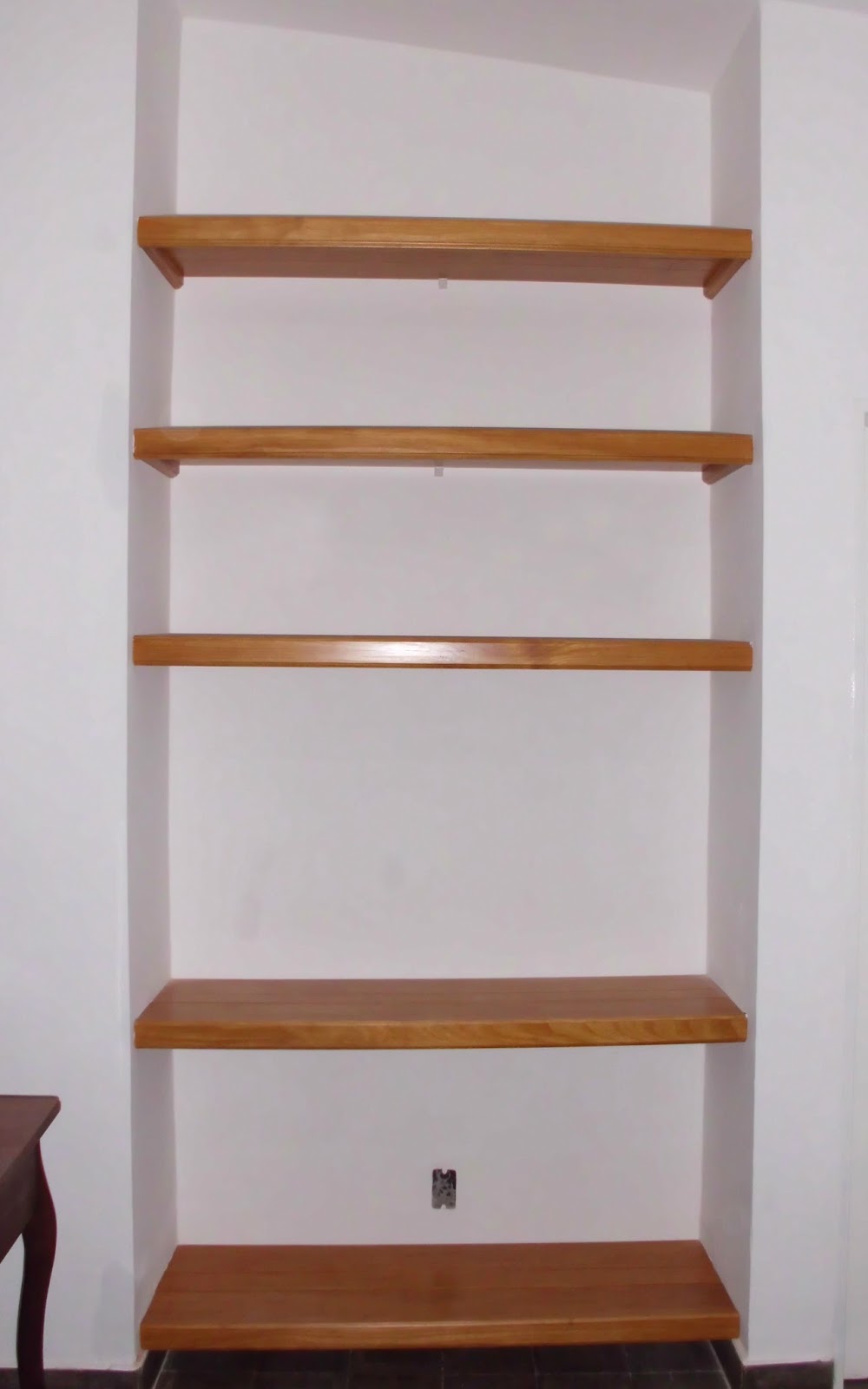 neuromuebles: Estantería empotrada en la pared.