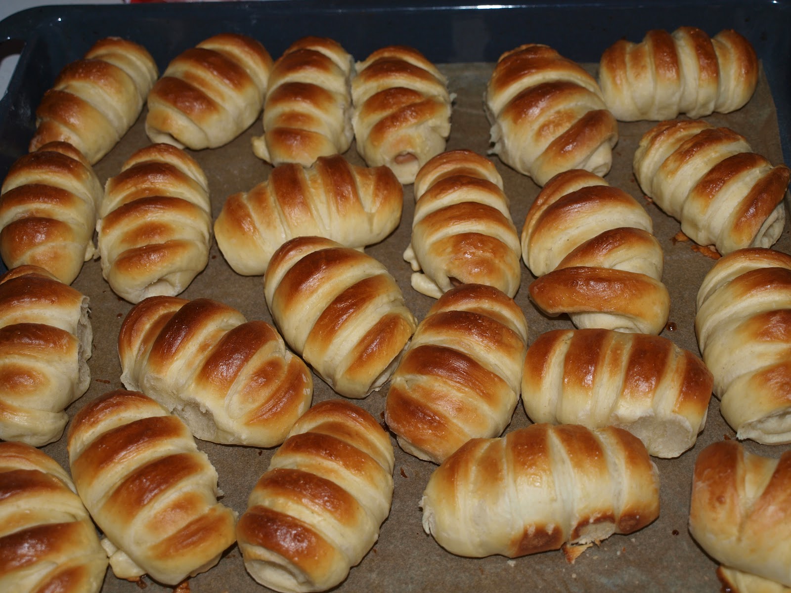 baltoje lėkštėje: Bandelės su dešrelėmis