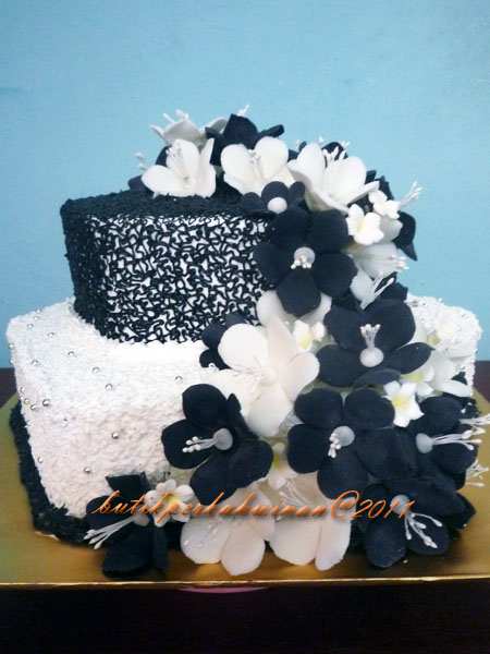 Eina's Creations: Kek Kahwin Hitam Putih