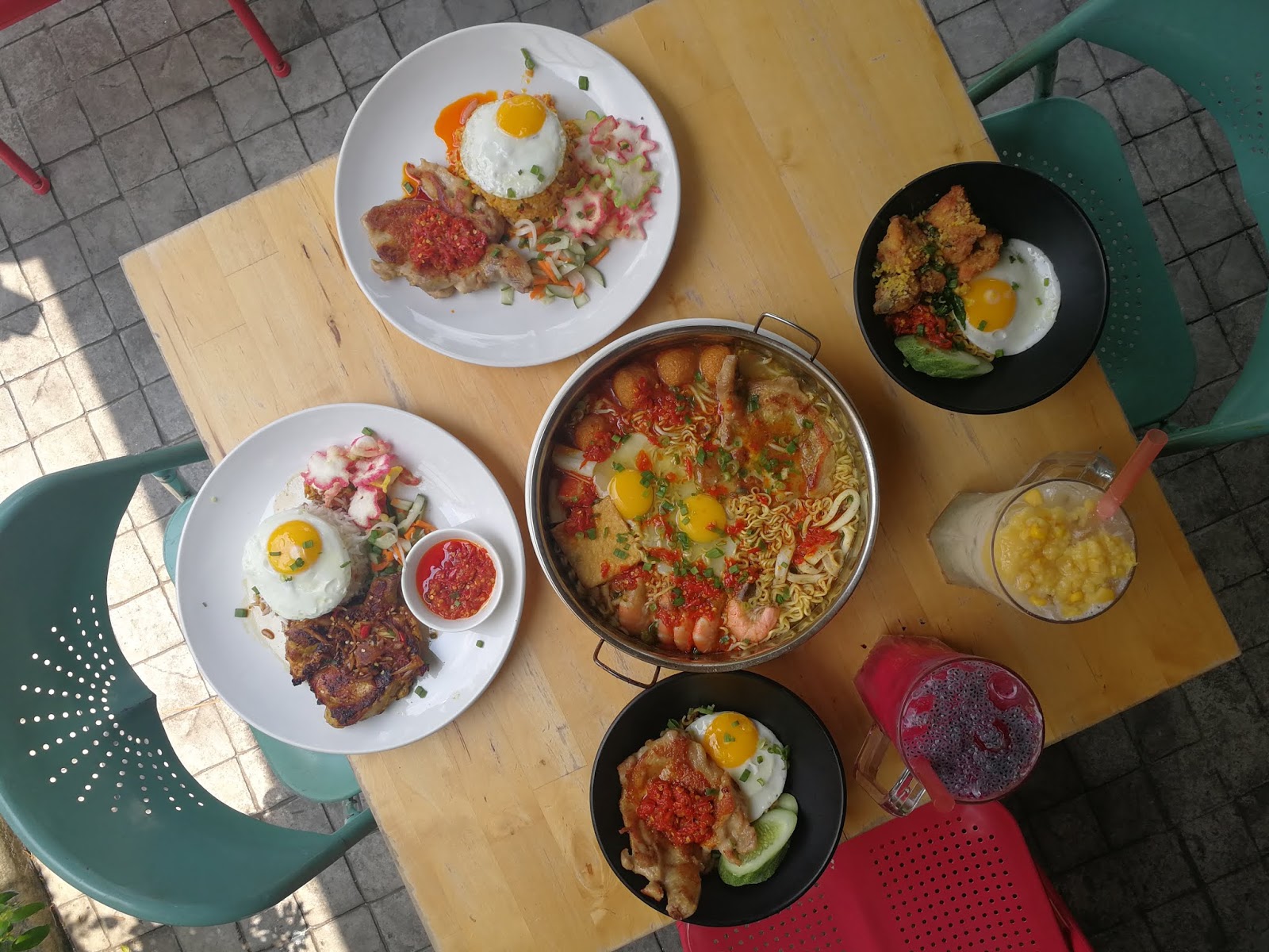 KAFE INDOBOWL BAWA KONSEP INDONESIAN STREET FOOD