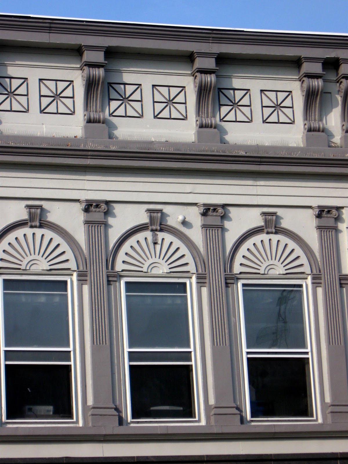 FOLKWAYS NOTEBOOK: VICTORIAN WINDOWS -- ARCHITECTURAL BEAUTIES