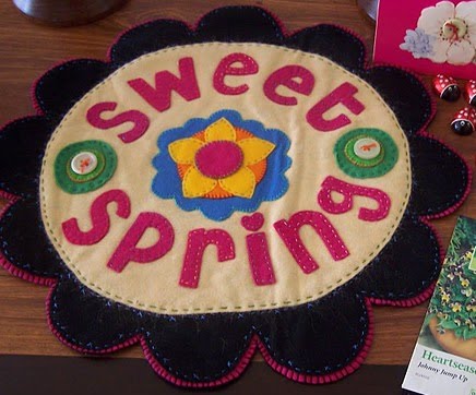 The House on the Side of the Hill: A Free Pattern - Fiona's Candle-mat