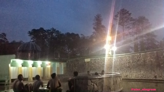 Liburan Singkat : Jacuzzi Alam di Pacet - Niar Ningrum