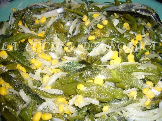 RAJAS DE CHILE POBLANO CON POLLO, ELOTE Y CREMA - La Cocina de Norma