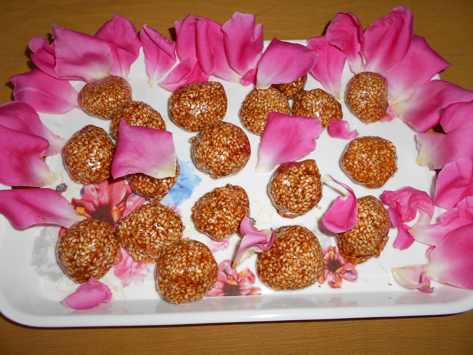 Paramita's Kitchen: Til Ka Ladoo / Til Er Naru / Sesame Candy