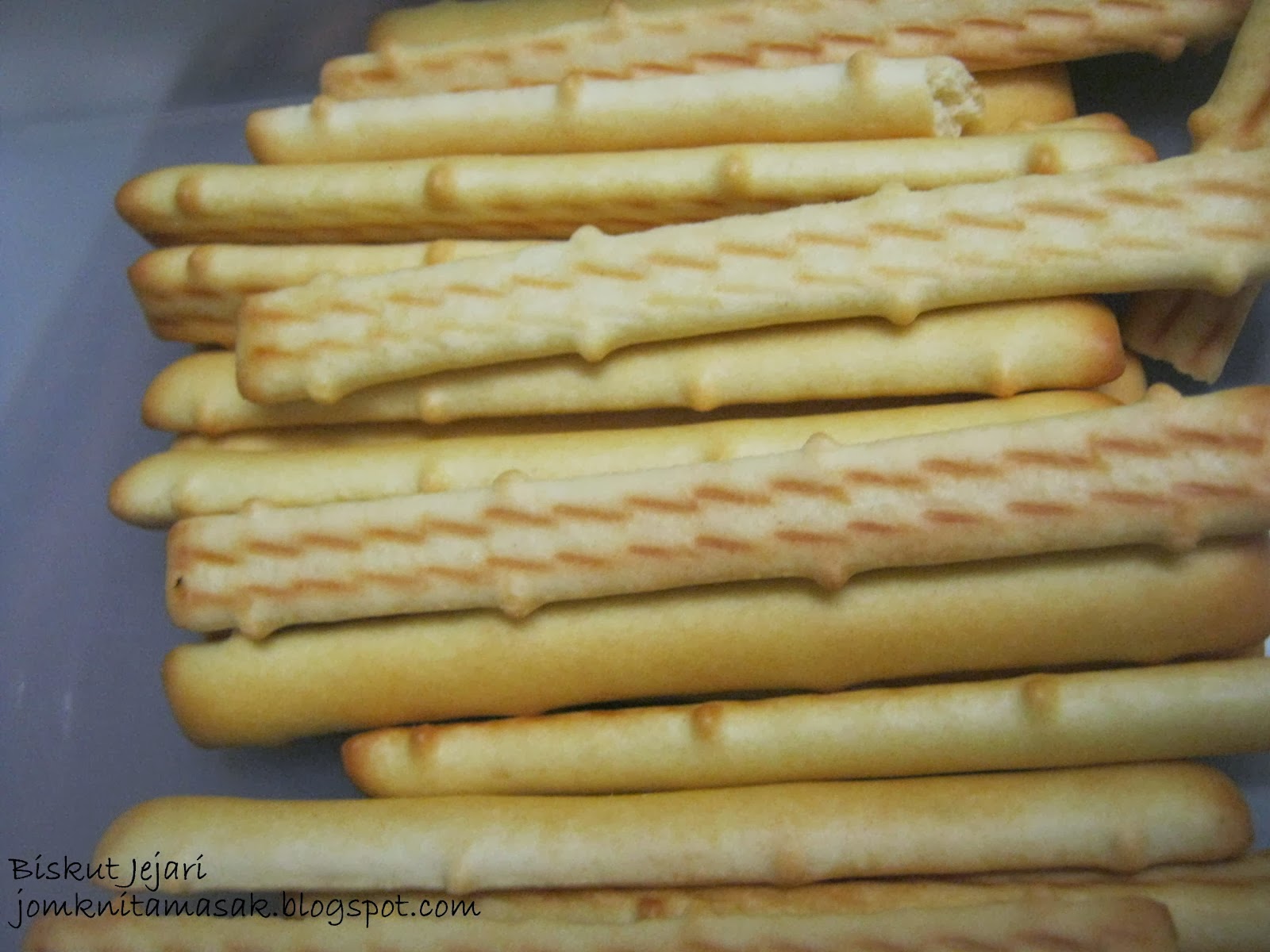 Hati Terdetik: MENCARI BISKUT TERBAIK UNTUK BAYI