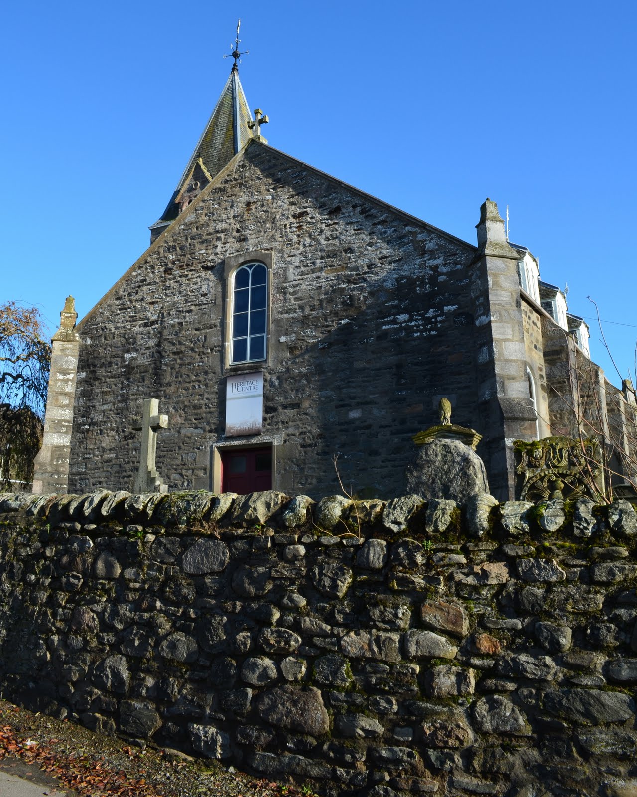 Tour Scotland: Tour Scotland Autumn Photographs Moulin Kirk Perthshire