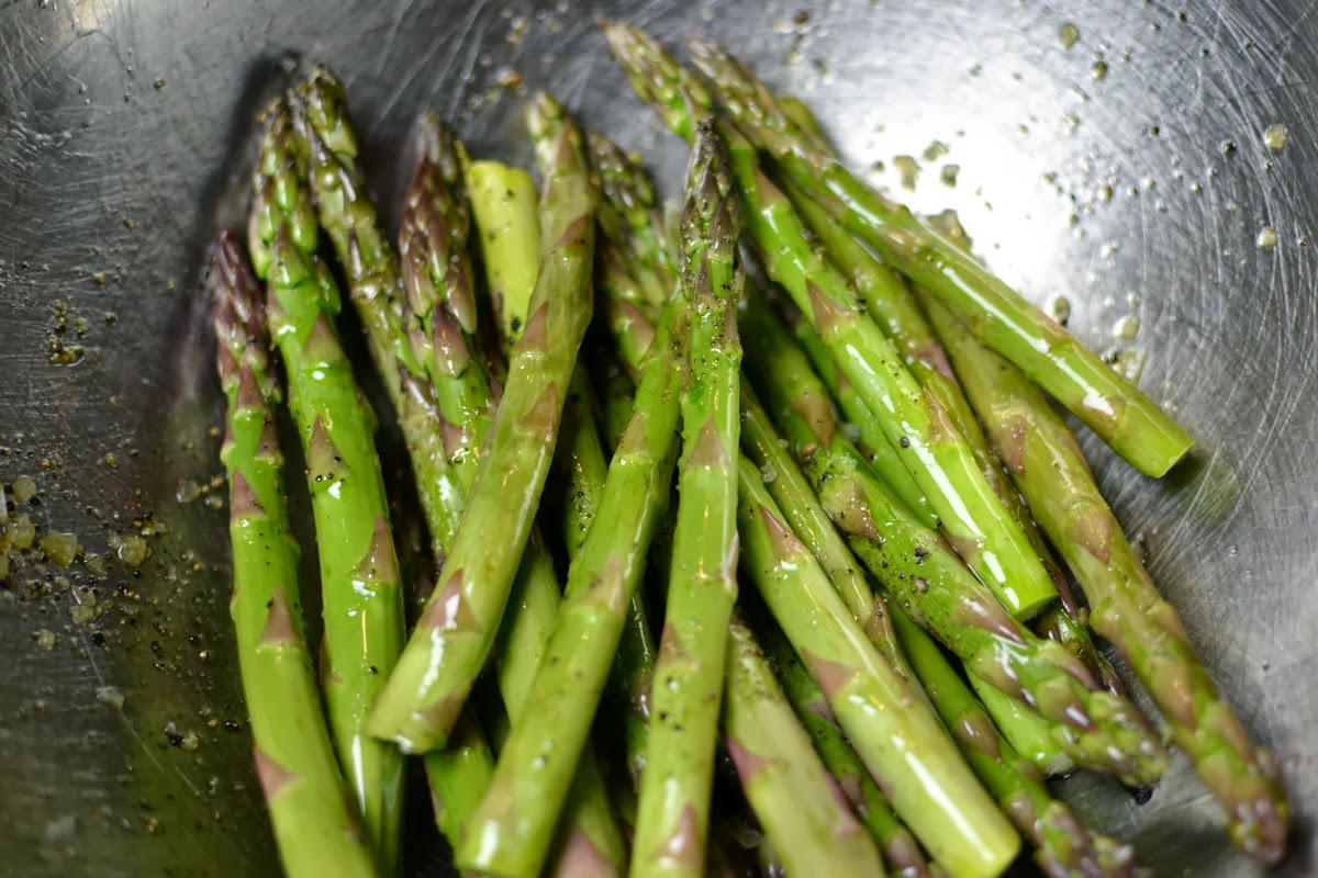 Læknirinn í eldhúsinu : Grillaður grænn aspas með heimagerðri ...