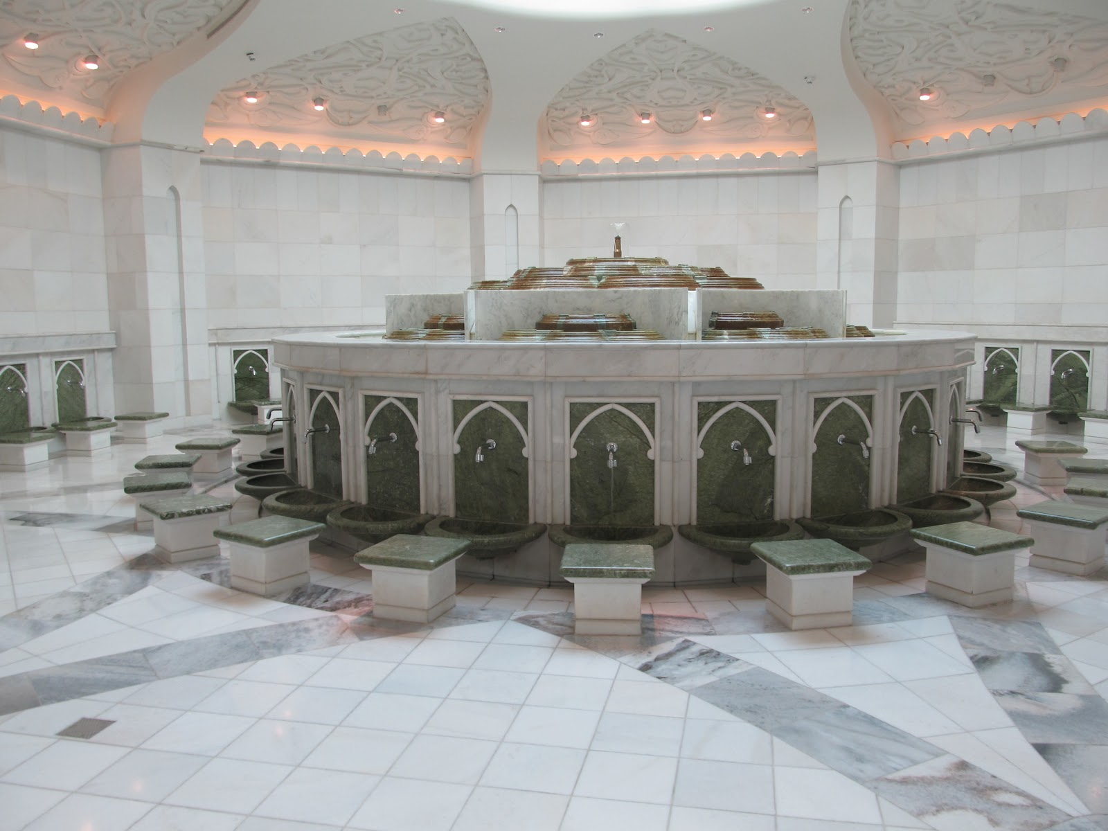 Nicole in the U.A.E.: The Grand Mosque