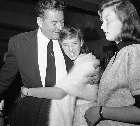 Errol Flynn: Errol Flynn & His Children (Photos)