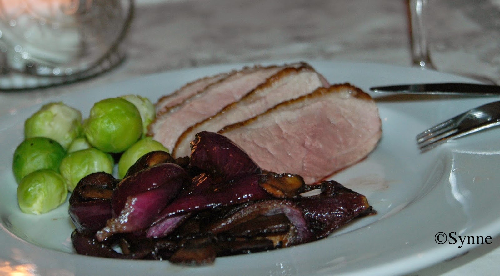 ganske enkelt: Andebryst med syltet rødløk, sherrysaus og mandelpotetmos