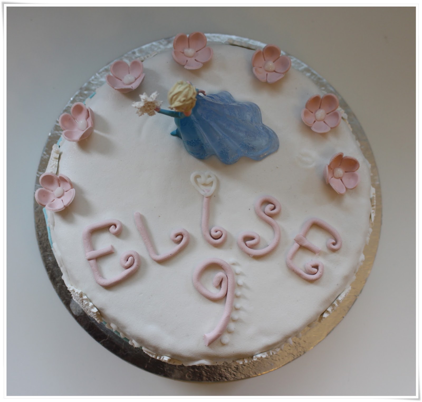 Linda`s hobbygleder: Frost-kake med Elsa-figur!