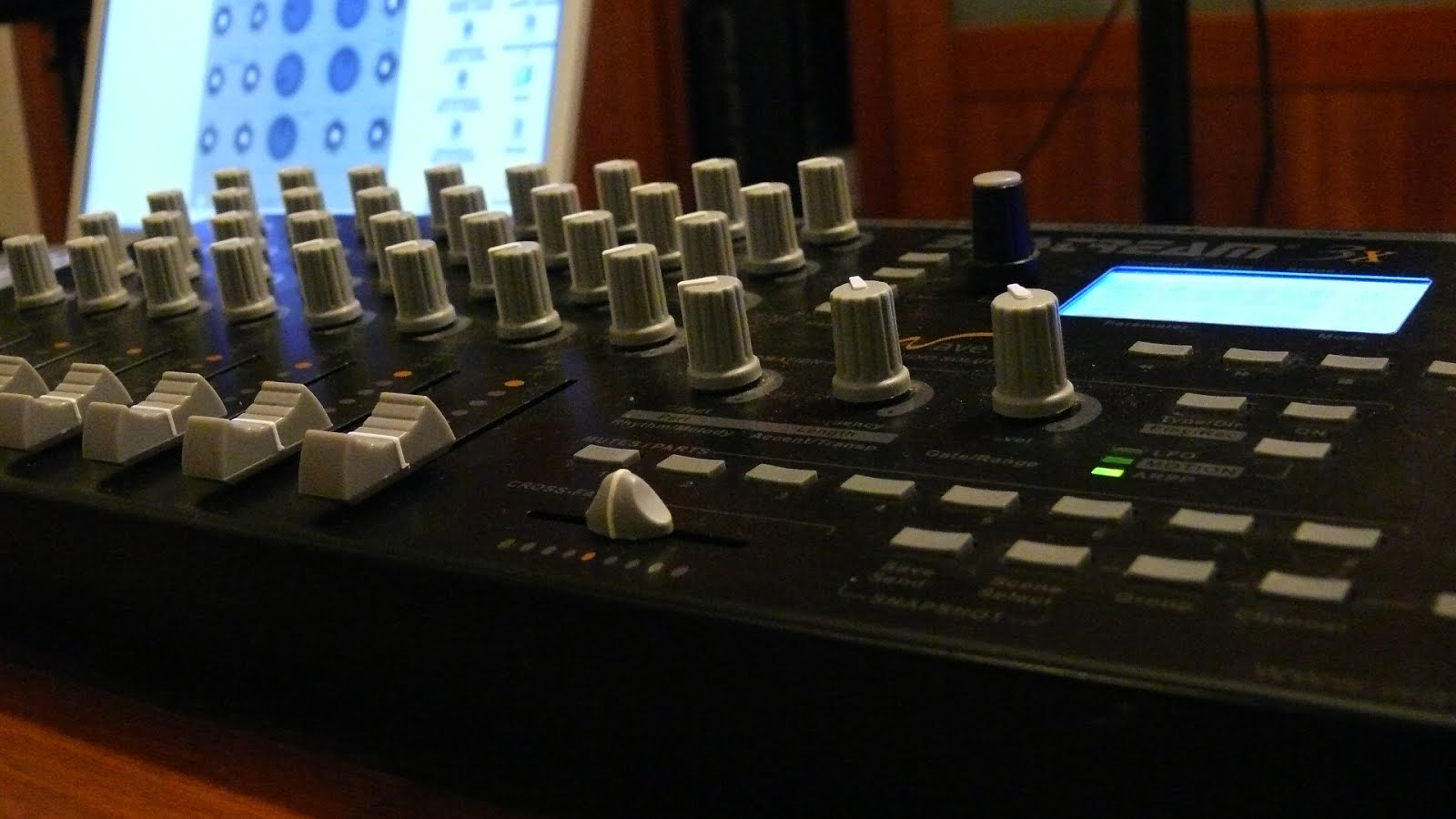 Vendo lo que queda de mi estudio!: Controlador MIDI - CME Bitstream 3X ...