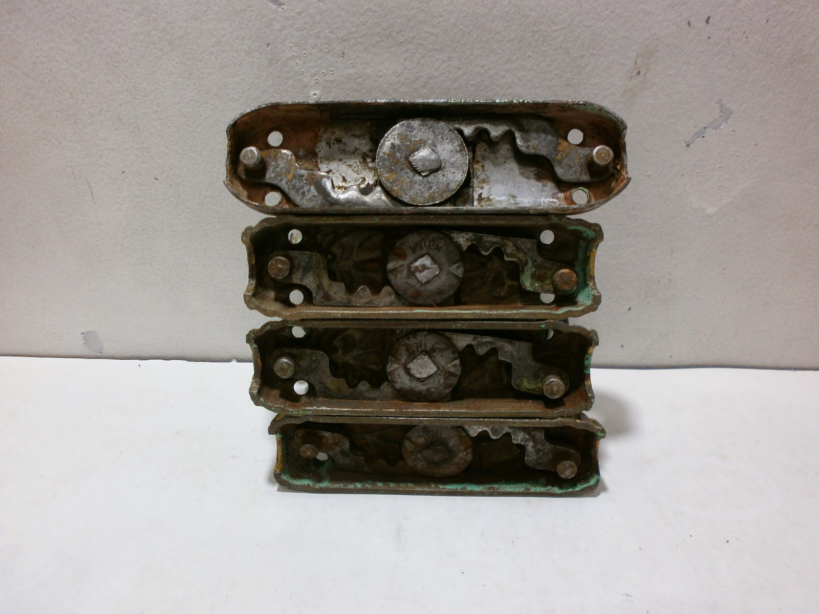 Antikpisan: 3 Buah Spanyolet Art Nouveau Dan 1 Buah Spanyolet Kuningan ...