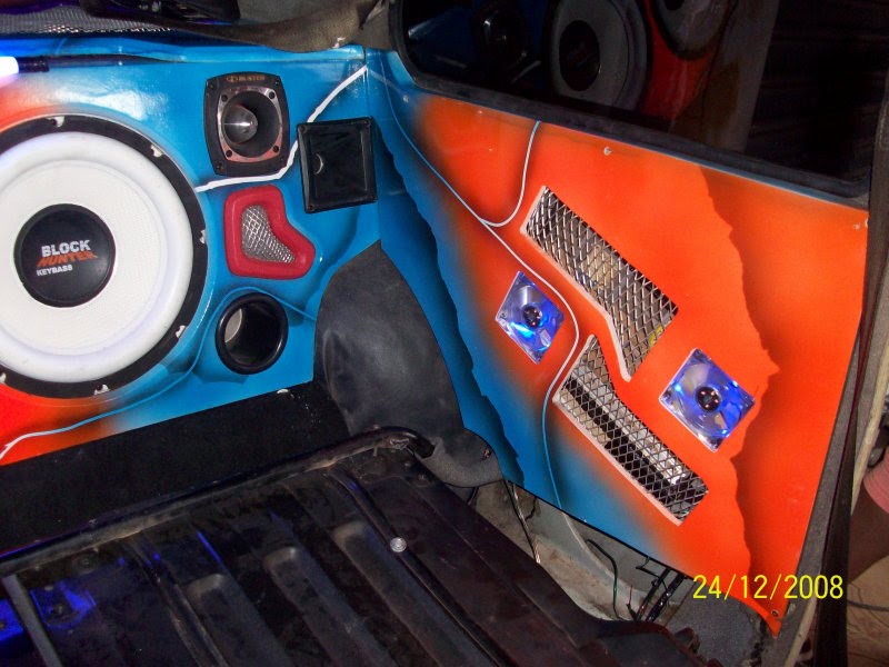 Zuera Auto Som: Montagem de um Fusca, utilizando fibra e pintura.