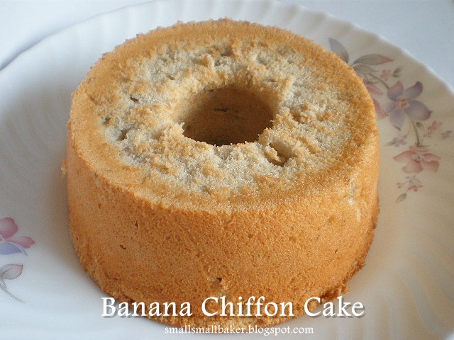 Small Small Baker: Aspiring Bakers #13: Banana Chiffon Cupcakes 香蕉戚风蛋糕