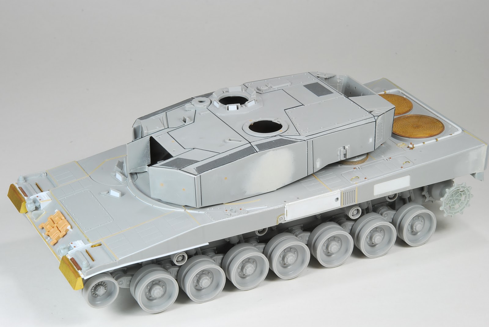 Chris Jerret modeling: Leopard 2A4 turret assembly