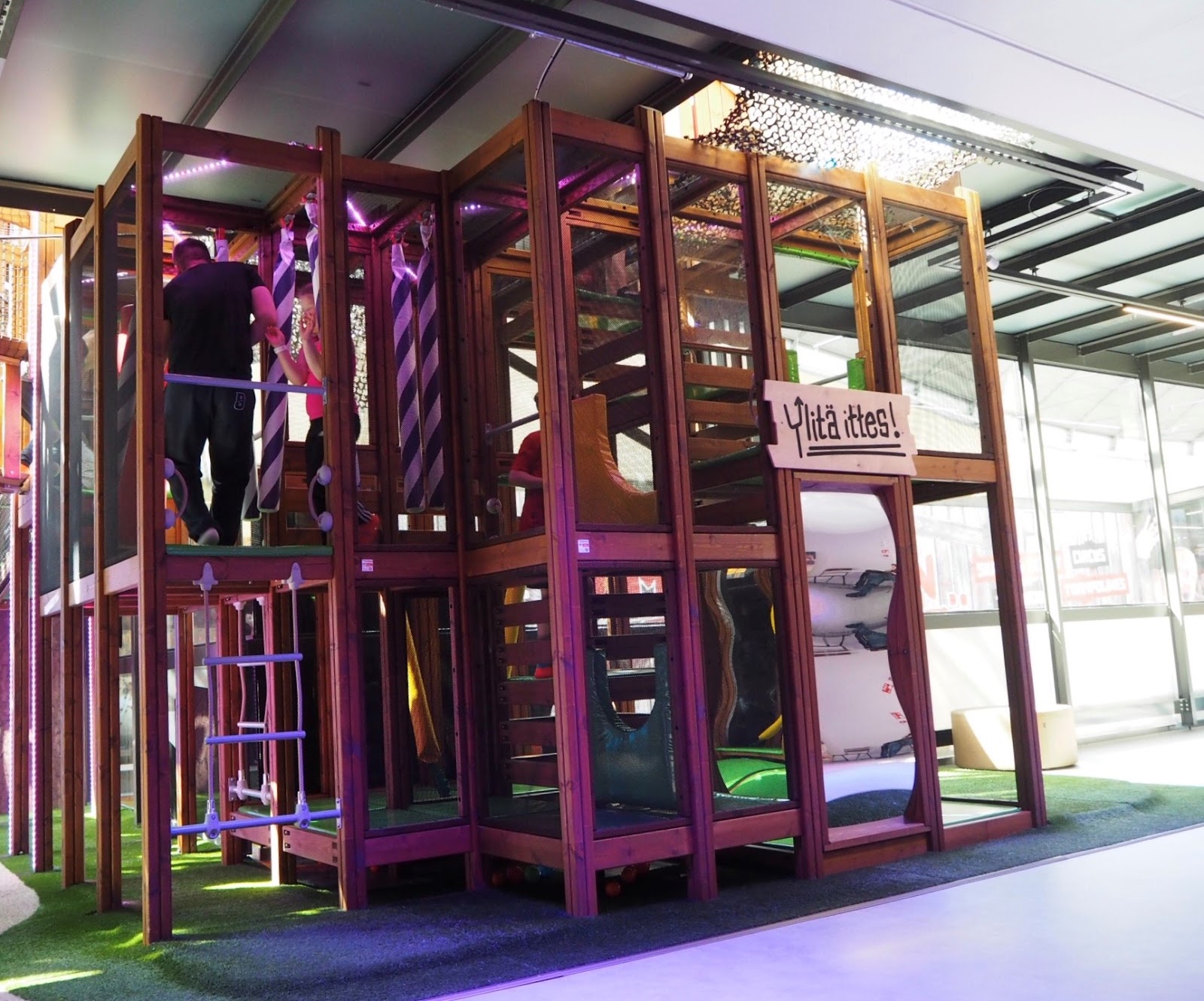 DUUDSONIT ACTIVITY PARK-UHKA VAI MAHDOLLISUUS - Värikkäästi valkoinen