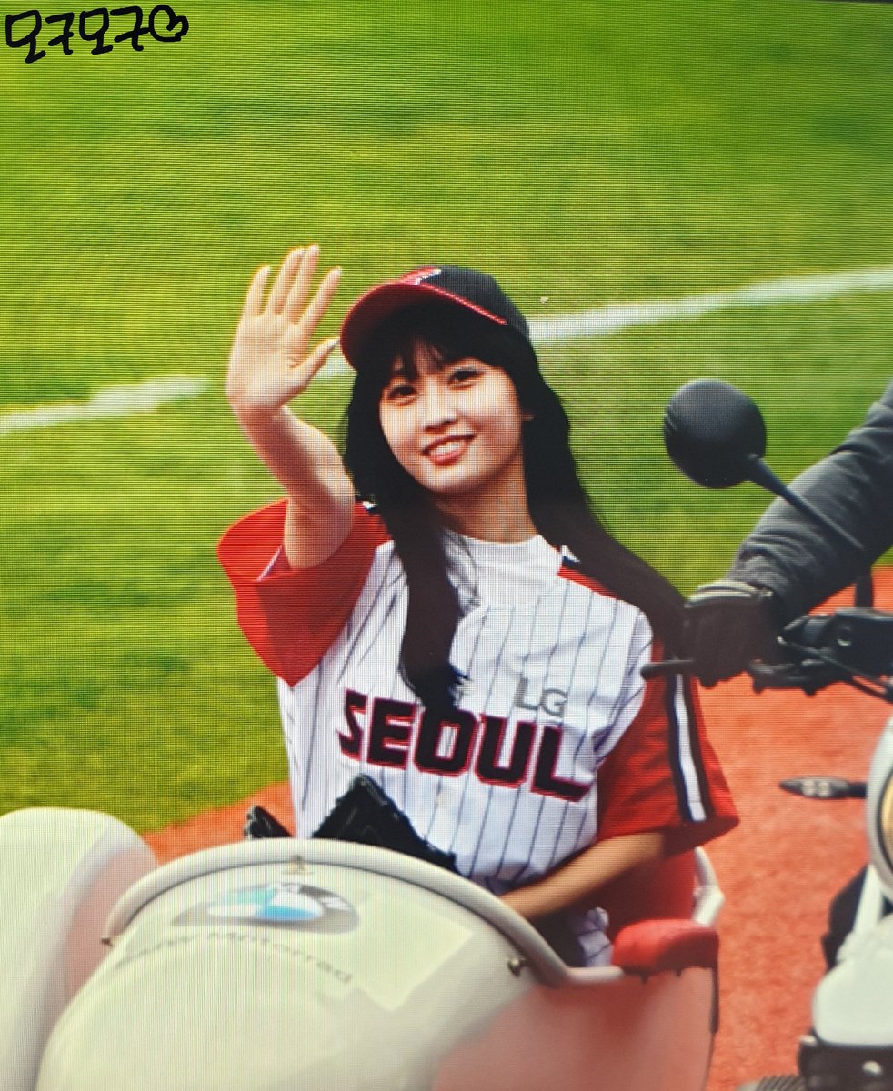 Joe's Twice Photo Blog: 190414 TWICE Momo Baseball game first ball (110 ...