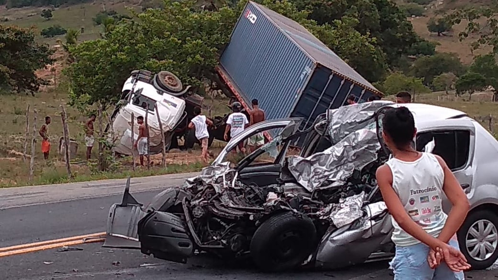 Acidente Entre Carro E Carreta Deixa Dois Mortos Na Br 110 Região De Catu