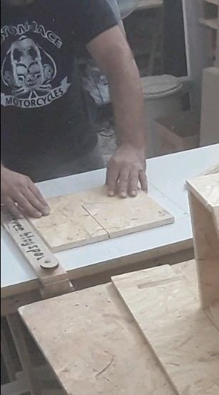 Ξύλινες κατασκευές: ΡΑΔΙΟΚΑΣΕΤΟΦΩΝΟ ΑΥΤΟΚΙΝΗΤΟΥ ΣΤΟ ΕΡΓΑΣΤΗΡΙΟ