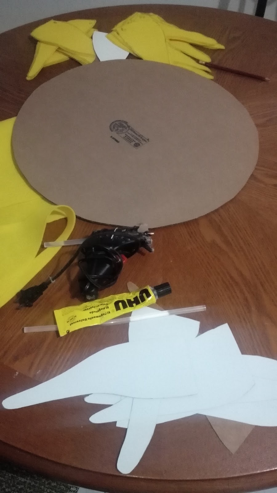 DeSouVre: DIY-Como hacer un disfraz de Sol infantil con cartón y fieltro