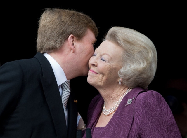 ABDİCATİON OF QUEEN BEATRİX AND İNVESTİTURE OF KİNG WİLLEM ALEXANDER ...