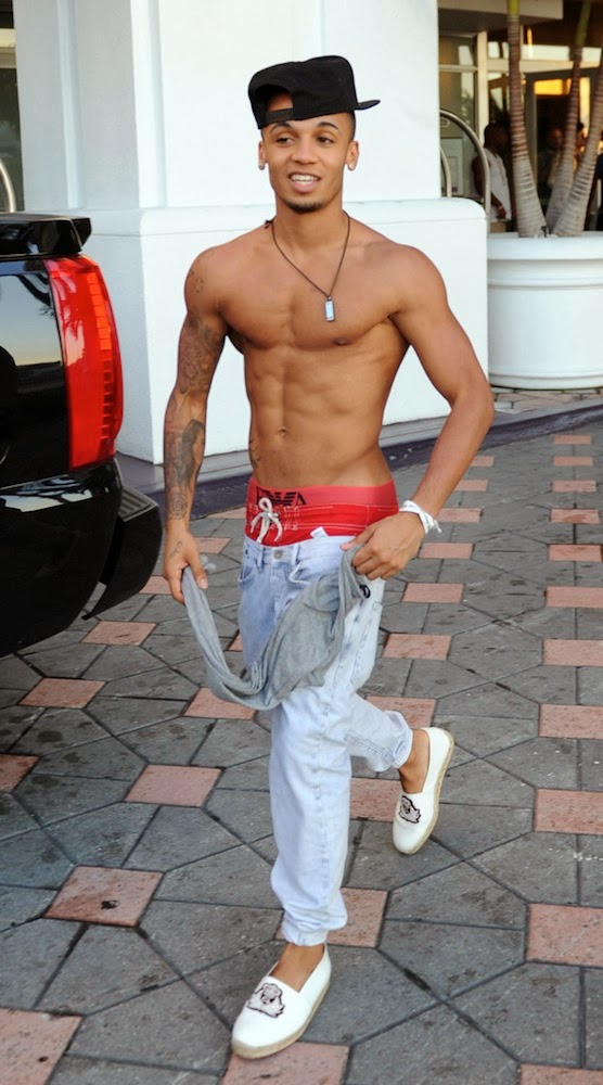 Celeb Saggers: Aston Merrygold Double Sagging
