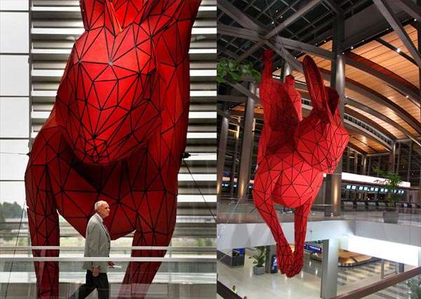 UrbA // ActU: Le saut du lapin géant au Terminal B de l'aéroport de ...