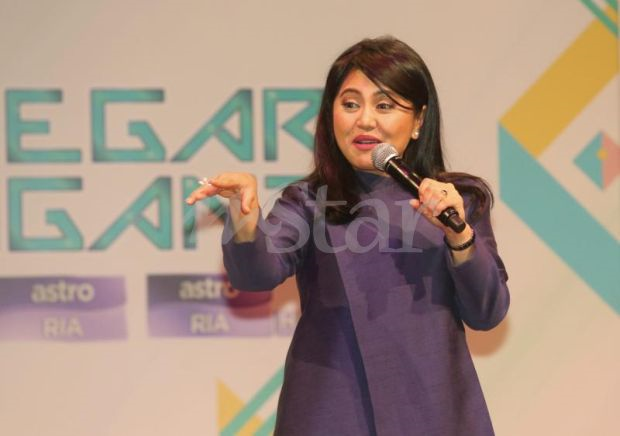 Raja Azura Muncul Semula Sekadar Meriahkan Dunia Seni