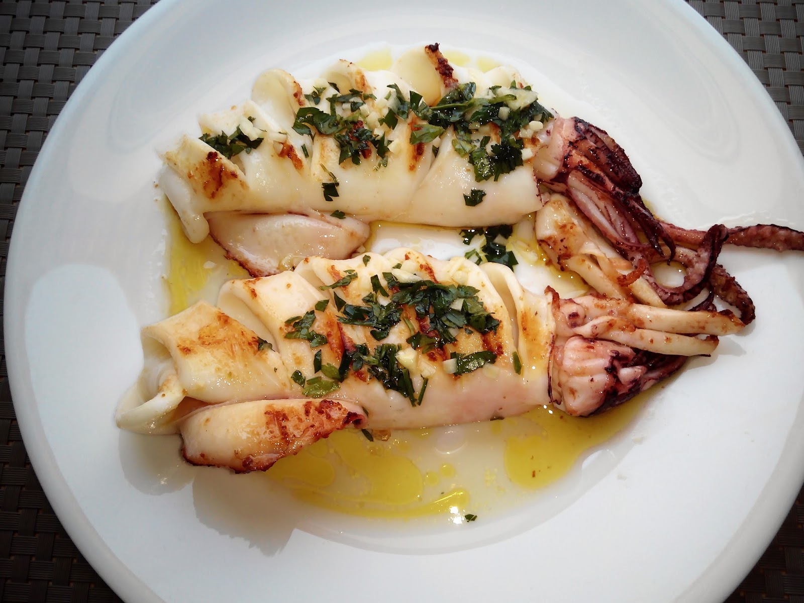 Cardamomoycilantro: CALAMAR A LA PLANCHA CON AJO Y LIMÓN