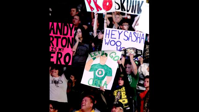 WWE BLOG: WWE FAN SIGNS