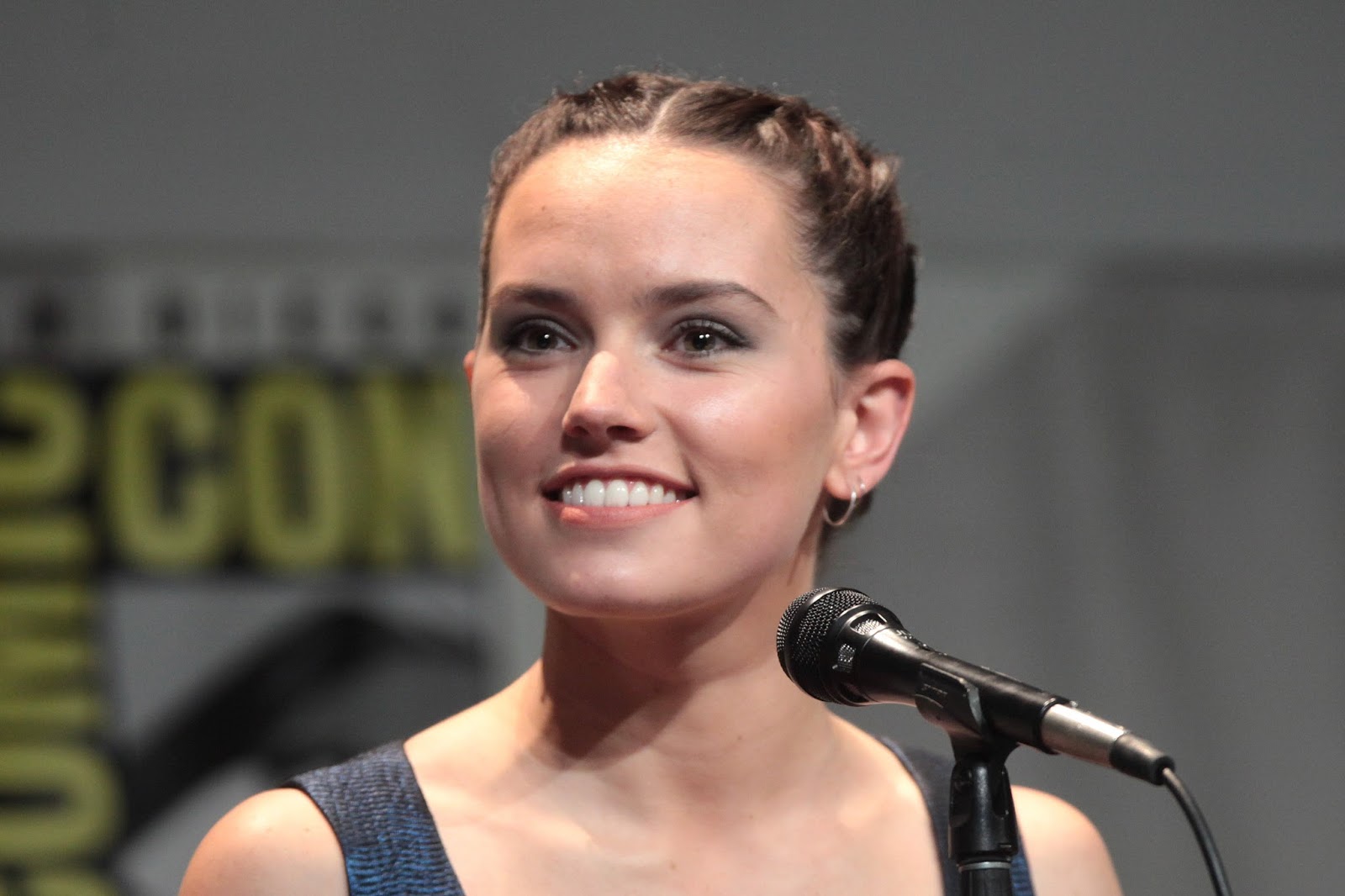 BEHIND DAISY RIDLEY'S RED CARPET STYLE - A Life With Frills